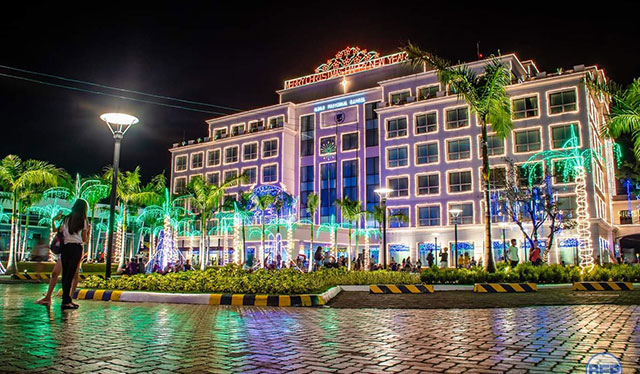 Christmas lights brighten up Iloilo capitol complex - Iloilo ...