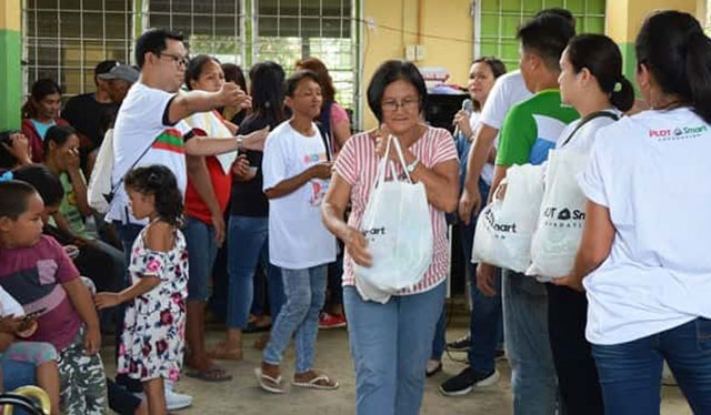 Foundation cheers up Ursula – affected villagers - Iloilo Metropolitan ...