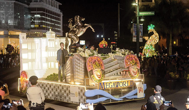 Dinagyang’s parade of lighted floats draws thousands - Iloilo ...