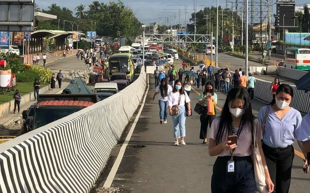 Ungka traffic jam forces commuters to walk - Iloilo Metropolitan Times