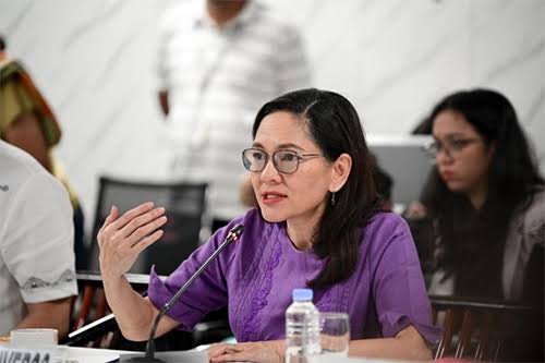 Hontiveros, Akbayan push ban on dynasties, contractors in party-list ...