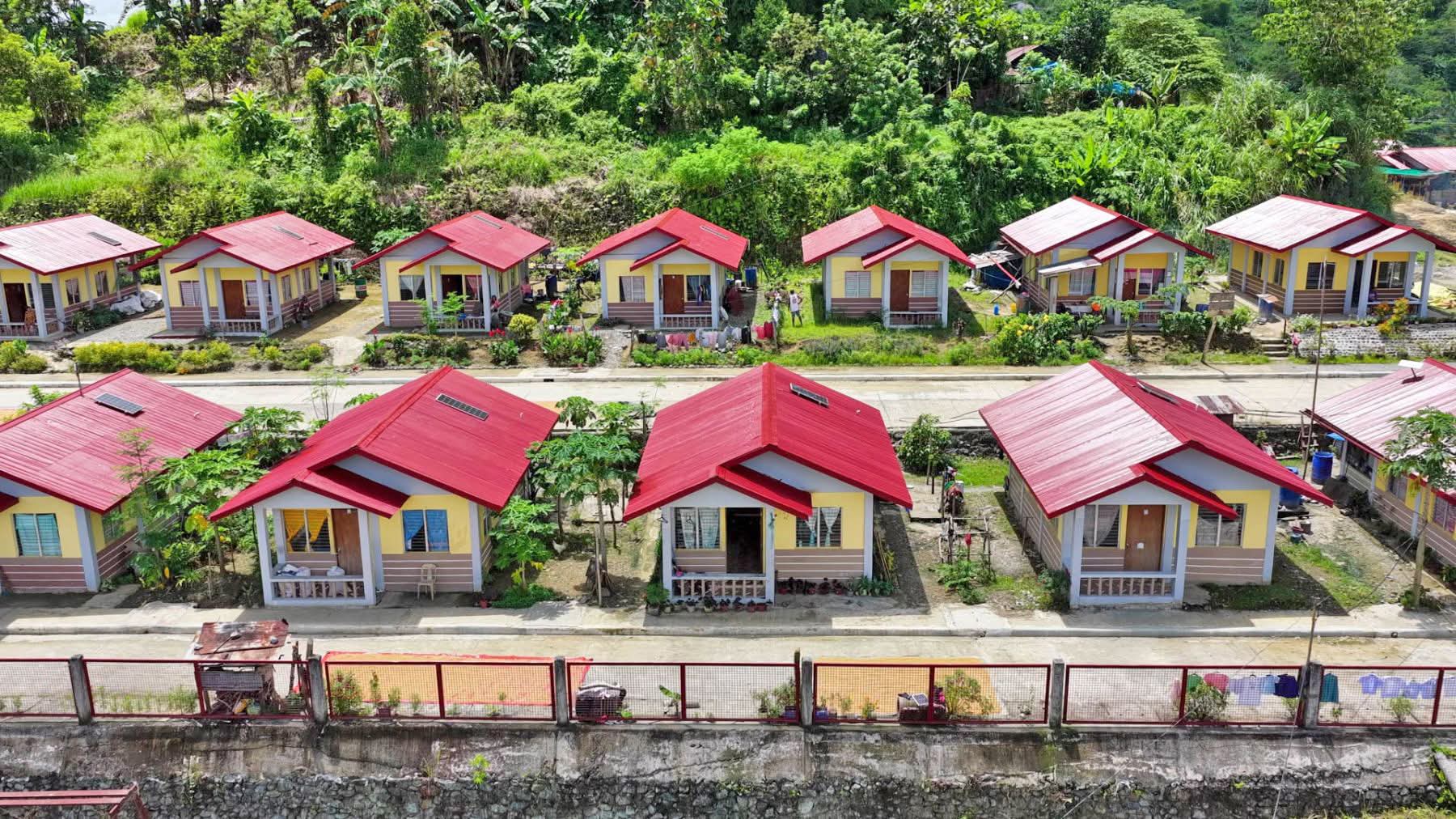 32 Panay Bukidnon families receive new homes - Iloilo Metropolitan Times