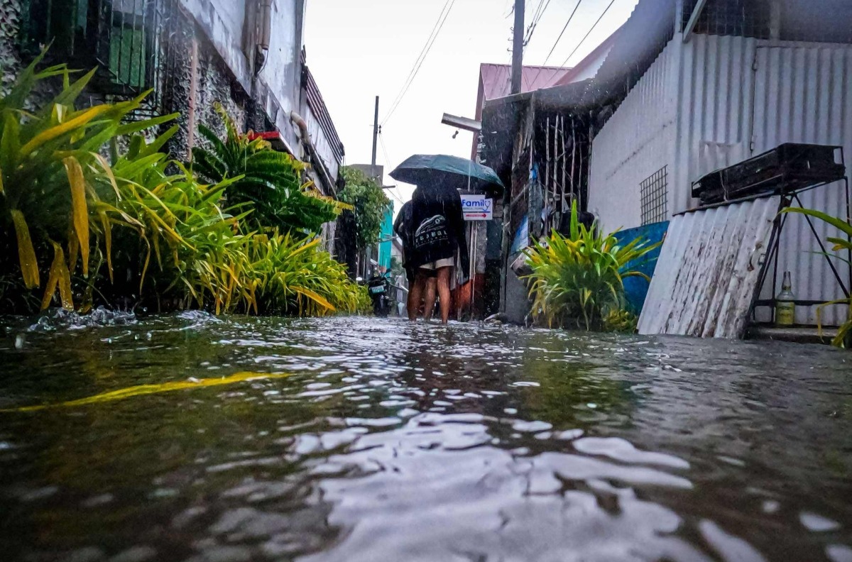 P4-B flood control projects under fire as floods still swamp Iloilo ...